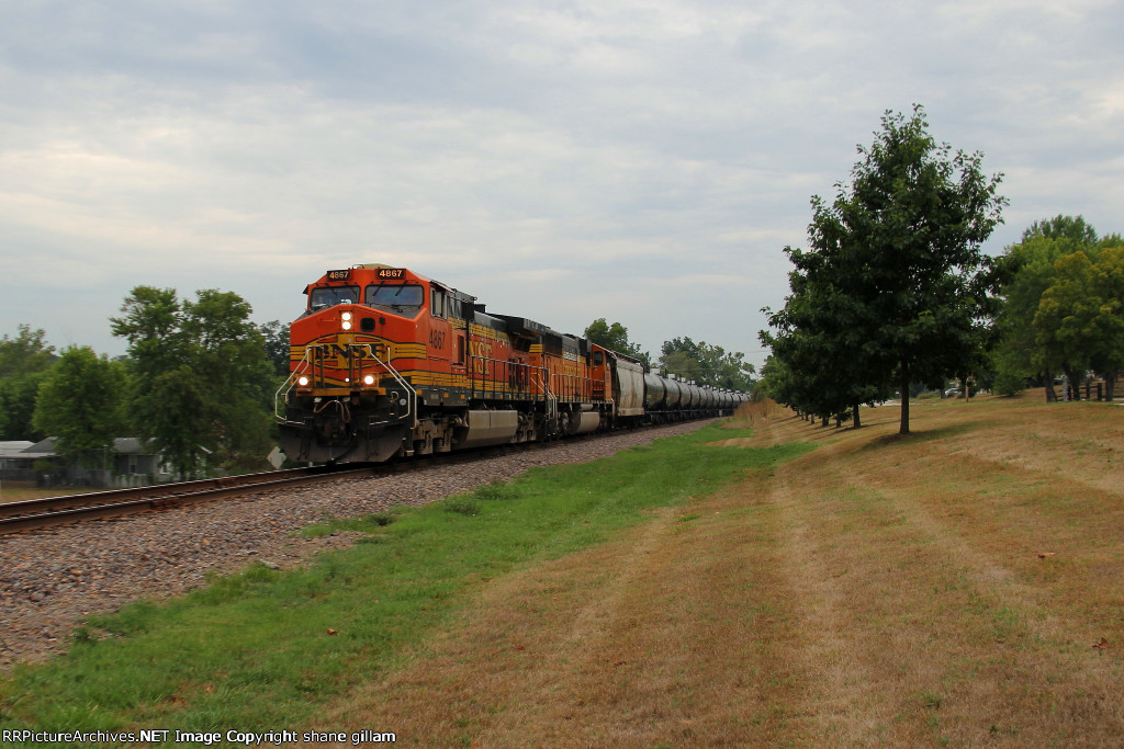 BNSF 4867 leads a empty oil train nb.
